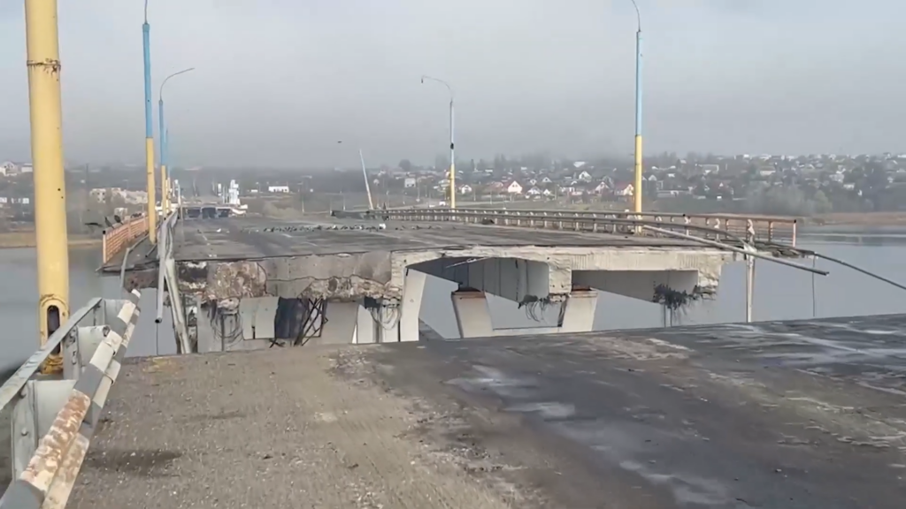 The Russians blew up and collapsed the Antoniv bridge near Kherson ...