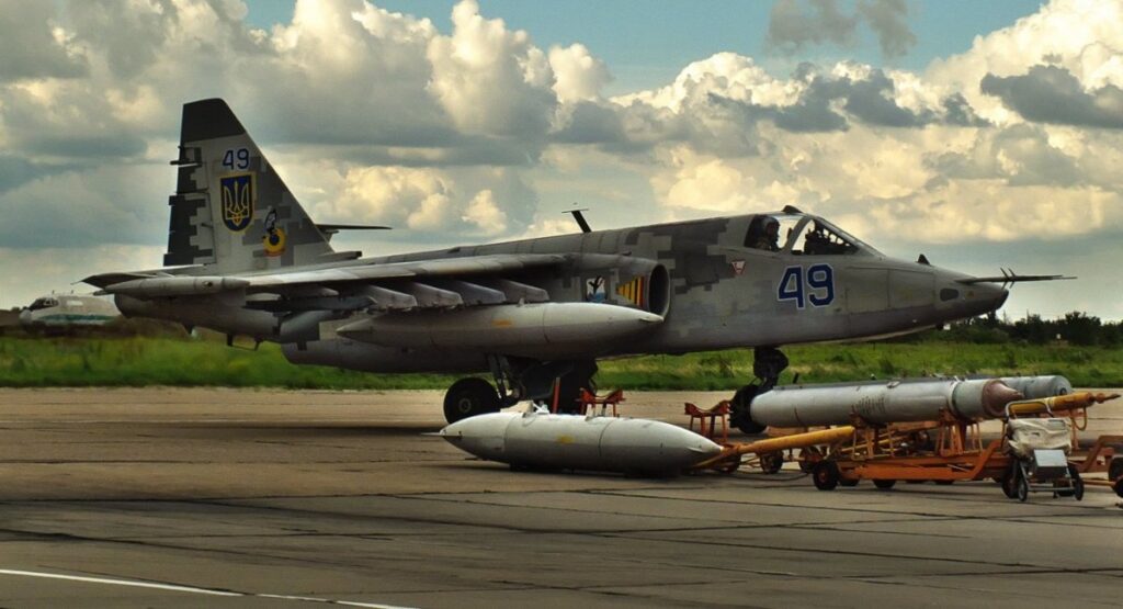 Ukrainian Su-25 "spotted" with American 127mm air-to-surface missiles ...
