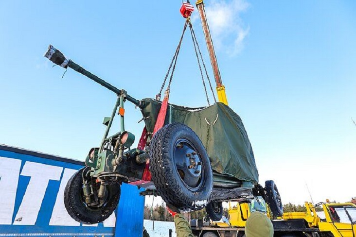 Ukrainian Armed Forces demonstrate Bofors anti-aircraft gun in action ...