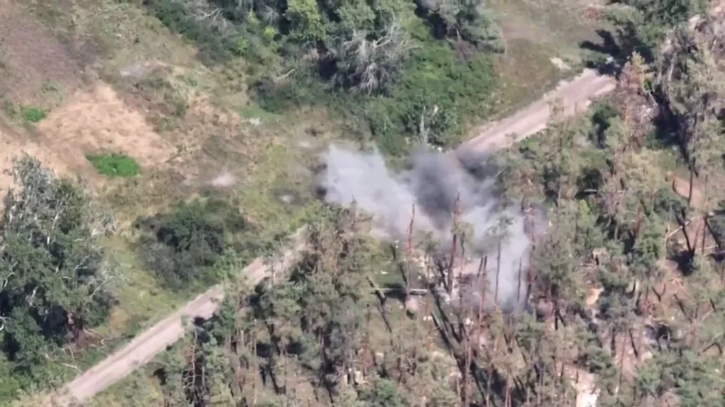 Ukrainian soldiers destroy enemy GAZ-66 with 120-mm mortar: spectacular ...