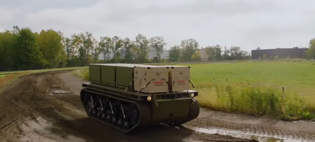 TRX universal combat robot: can launch missiles, fight drones and even ...